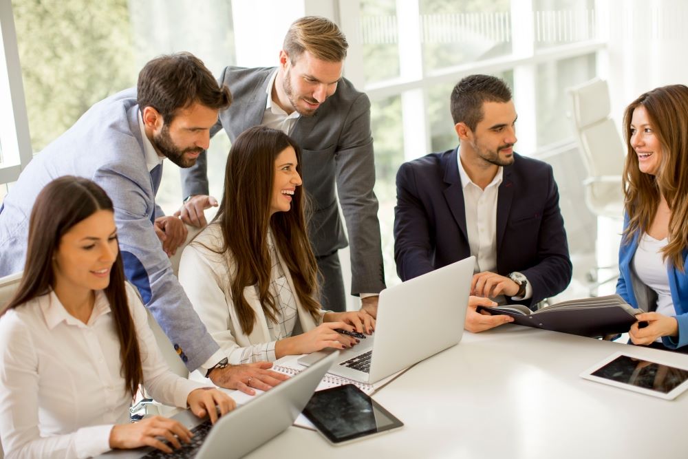 Pokloni se i počni: Pronađi sebi posao među 3.749 oglasa! | Vesti o ...